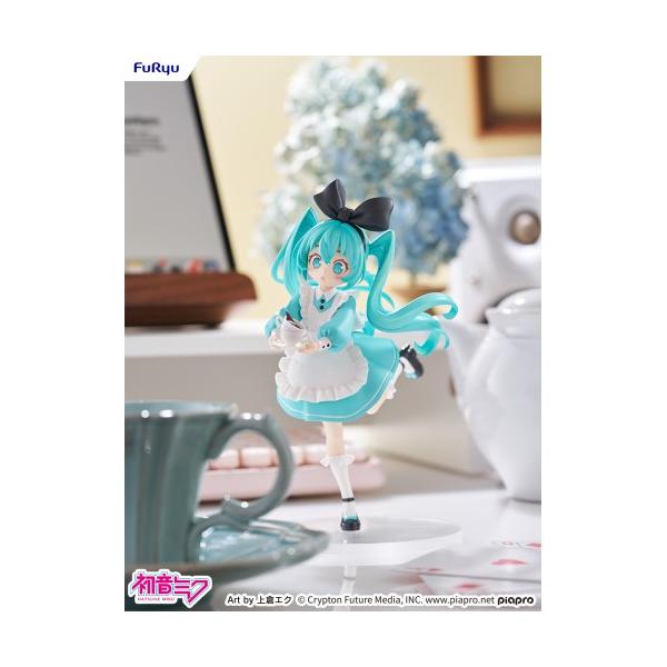 ■納期:発売日お届け■発送倉庫:GAME倉庫（※千葉県からの発送）■種別:ホビー■発売日:2026年6月発売■メーカー:フリュー■対象年齢:15歳以上■説明:◇新シリーズ『デスクトップフェアリー』から、不思議の国ver.の「初音ミク」が登場...