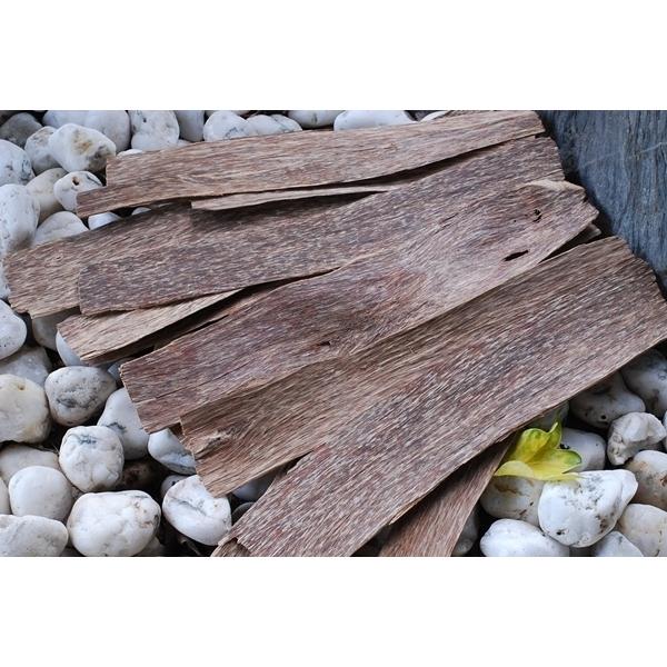 ベトナム産の栽培沈香【表皮部分】量り売り1kg【発送】　全国送料無料　同梱可こちらの沈香はベトナム現地の契約ファーマーより直接買い付けている品となります。中間業者を通さずに生産者から直接仕入れているために、高品質でありながら安価にてご提供す...