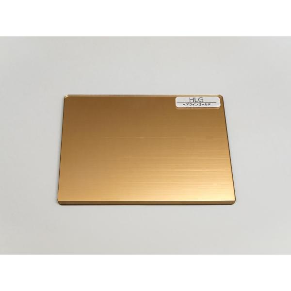 ピックガード用角板。金属の様な質感のヘアラインゴールド。表面は艶有りです。サイズ：300x450x2※サイズは前後する場合がありますのでご了承下さい。サンプル画像は75mm x 100mmのサイズです。※【メーカーお取り寄せ】となっておりま...