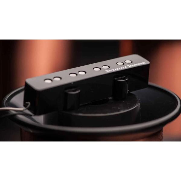 一見、SJB-1と同じように見えるSJB-2は、パワフルなコイルデザインにより出力をアップさせています。SJB-1よりミッドレンジが強調されたトーンはロックサウンドに最適です。SJBシリーズのブリッジモデルはネックモデルに比べて振動が少ない...