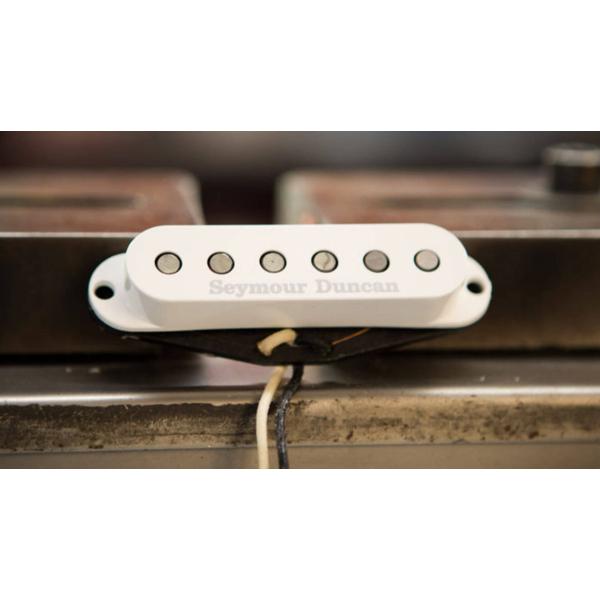 SSL-1 Vintage Staggeredと同じコイルデザインにフラットポールピースを組み合わせたSSL-2。フラットに近い指板アールや、3弦（G弦）にプレーン弦を使うことが多い現代のセッティングにおいて、ベストなバランスが得られます。...