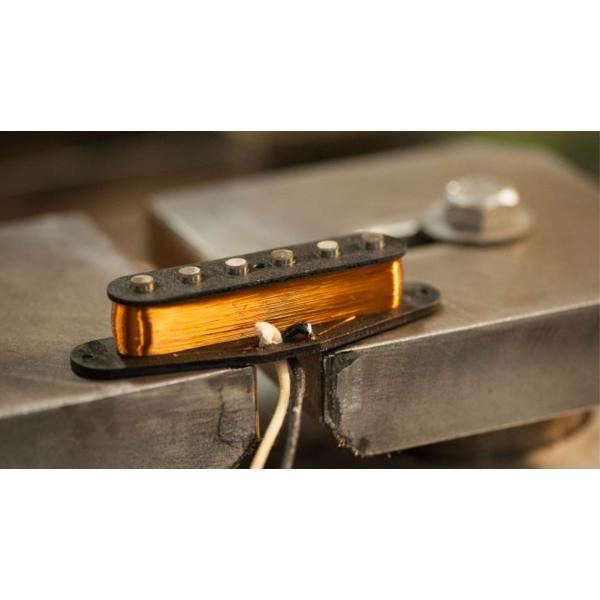 SSL-1 Vintage Staggeredと同じコイルデザインにフラットポールピースを組み合わせたSSL-2。フラットに近い指板アールや、3弦（G弦）にプレーン弦を使うことが多い現代のセッティングにおいて、ベストなバランスが得られます。...