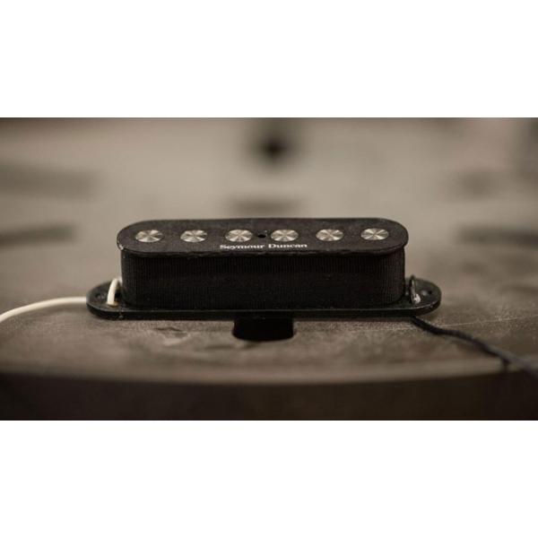 SSL-4 RW/RPは逆磁逆巻バージョンです。このピックアップをミドルポジションに搭載する事で、ブリッジポジションやネックポジションの通常バージョンのシングルコイルピックアップと組み合わせることで、ノイズレスなサウンドを実現します。通常の...