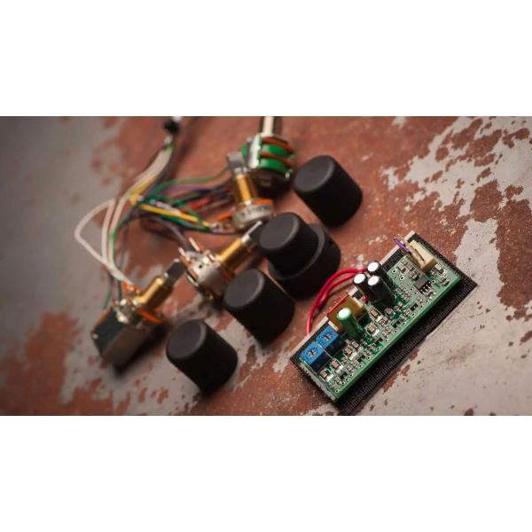 クリアでタイトな低域、力強い中域、そしてきらめきのある高域までをワイトレンジにカバーする2バンドアクティブ・プリアンプ。マスターボリューム、バランサー、ミドル、トレブル/ベース（2軸2連）で構成されています。ボリュームノブを引っ張ることで、...