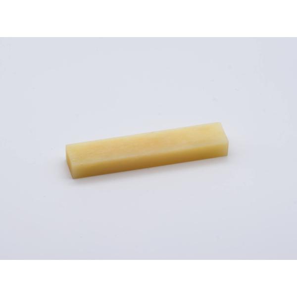 ヘッドに角度付いたタイプのギターやベースに最適な、6mm厚の牛骨ナット。漂白せずにオイルを浸透させているため弦の滑りが良いのが特徴です。50mm幅なので7弦ギターや5弦ベースにも対応します。W 50mm, H 10mm, D 6mm※この商...