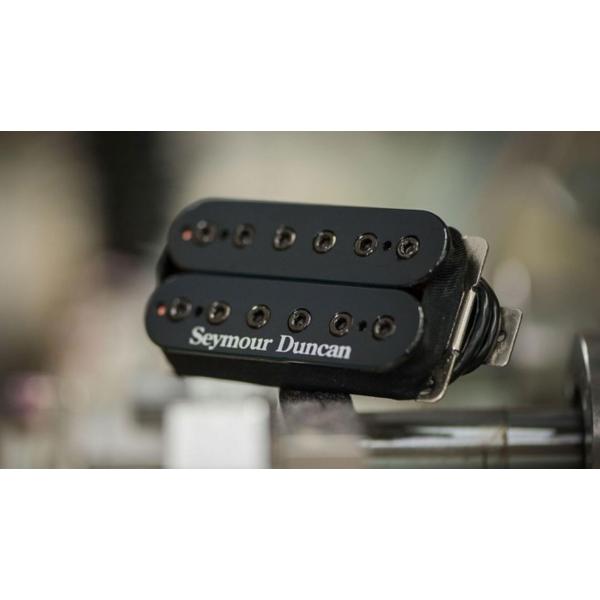 ２列のアレンスクリュー・ポールピースにアルニコ5マグネットを組み合わせたFULL SHRED。タイトなローエンドとブライトなハイエンドを持ち、クリアでクリスピーな印象のこのモデルはスピードリフなどのニュアンスを忠実に再生します。※受注生産品...