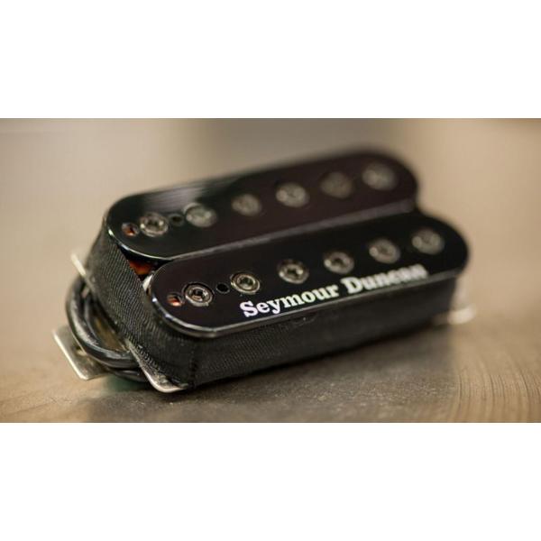 2列のアレンスクリュー・ポールピースにアルニコ5マグネットを組み合わせたFULL SHRED。タイトなローエンドとブライトなハイエンドを持ち、クリアでクリスピーな印象のこのモデルはスピードリフなどのニュアンスを忠実に再生します。※受注生産品...