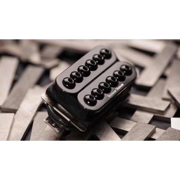 パッシブ・ピックアップにおいて、出来る限りヘヴィなトーンが得られるように設計されたInvader。3つのセラミックマグネットとパワフルなコイル、そして12個のオキサイド・キャップスクリューの組み合わせが凄まじいパワーを約束します。広い磁界が...