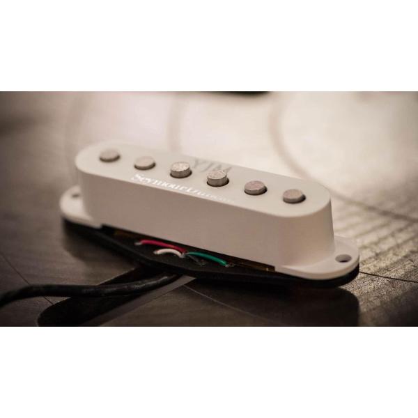 イングヴェイJ・マルムスティーンとの数百時間に及ぶテストの結果完成したYJM Fury。当社独自のスタックデザインをベースにしていますが、カスタムしたアルニコ5ロッドマグネットとカスタムコイルにより、彼のプレイを完璧に答えるピックアップに仕...