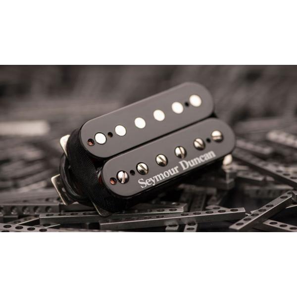 このモデルは、凄まじいパワーと図太いサウンドが特徴です。大型のセラミックマグネットとホットにワイヤリングされたコイルにより、深く歪ませてもアタックが潰れずにクリア感を保ちます。SH-5と比較してアグレッシブなサウンドに仕上がっています。また...