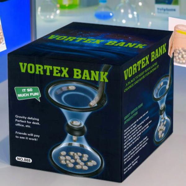 硬貨がくるくる螺旋を描きながら、渦巻きのように落ちていく！子供たちにも大人気！インテリアにもGood！思わず何度も試したくなる新感覚のおしゃれで面白い貯金箱です。●サイズ/H263×W180×D180（mm）※スライダー部分を除く●対象年齢...