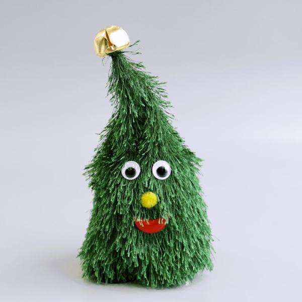 スイッチ入れるとクリスマスソングに合わせて体をフリフリ♪鈴の音を響かせながら忙しく歩き回ります。（スイッチをOFFにするまで止まりません。）●サイズ/H18×W9×D9（cm）●電源/単4電池×3本使用（別売）●発売元/友愛玩具  