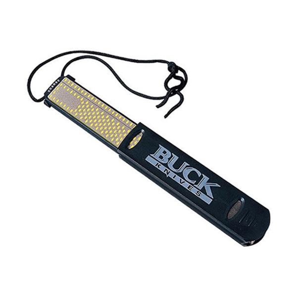 BUCK KNIVES バックナイフ ポータブルダイヤモンドシャープナーはどんな刃物でも効率よく素早く、タッチアップして鋭利なエッジが出来ます。裏面と表面にて粗さの違う二種類のシャープニングポイントがあり、刃の状態によって使い分けることが出...