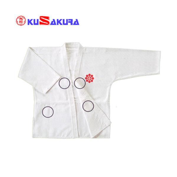 日本拳法 拳法衣 武道 武術 格闘技 スポーツ 九桜 クサクラ斬新ソフトな素材、着やすい動き易いフィット感のある拳法衣。実技の対応性を配慮した立体裁断を入念縫製、前身合わせ、着崩れしない。2ヵ所のマジックテープによる装着。※ズボン・帯は別売...