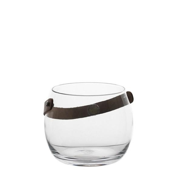 「Design With Light」は、ボトルからインスパイアされたフォルムで、身近で親しみやすい形状。吹きガラスのボディに、天然皮革のストラップがコンテンポラリーな表情を与え、グリーンと組み合わせたディスプレイやキャンドル入れなど自由な...