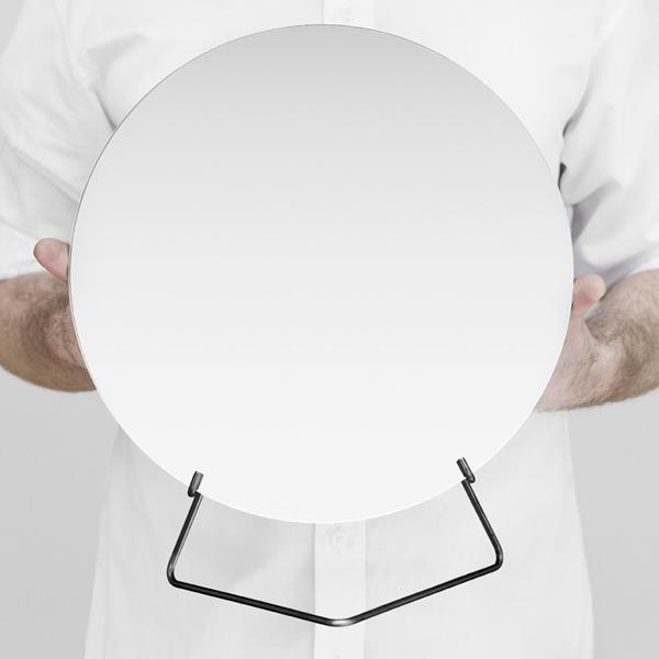 ワイヤーを折り曲げたシンプルなスタンドに正円の鏡を乗せたシンプルなデザイン。 余分なものをそぎ落としたミニマルなデザインが様々な空間に溶け込みます。【 商品情報 】商品名：MOEBE Standing Mirror (φ30 Black)ブ...