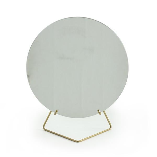 ワイヤーを折り曲げたシンプルなスタンドに正円の鏡を乗せたシンプルなデザイン。 余分なものをそぎ落としたミニマルなデザインが様々な空間に溶け込みます。【 商品情報 】商品名：MOEBE Standing Mirror (φ30 Brass)ブ...