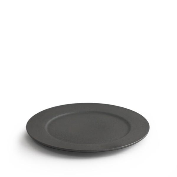 「石や鉄にそのまま料理を盛り付ける」そんな要素をもち日常使いできる器。そんなありそうでなかった器を作れないかな？とSyuRoが作ったのがせっ器。焼き締めたままのグレー、黒の釉薬をかけて鉄っぽく、白の釉薬をかけてグレイッシュに。それぞれの色と...