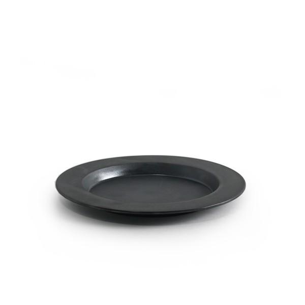 2016/のTYシリーズは、スタッキングが可能で世界の日常に使えるスタンダードなテーブルウェアです。デザイナーの柳原照弘は磁器の製造工程の中で必ず起こる釉薬の現象をヒントに、完全と不完全の美が共存するデザインを提案しました。日本で古くから信...