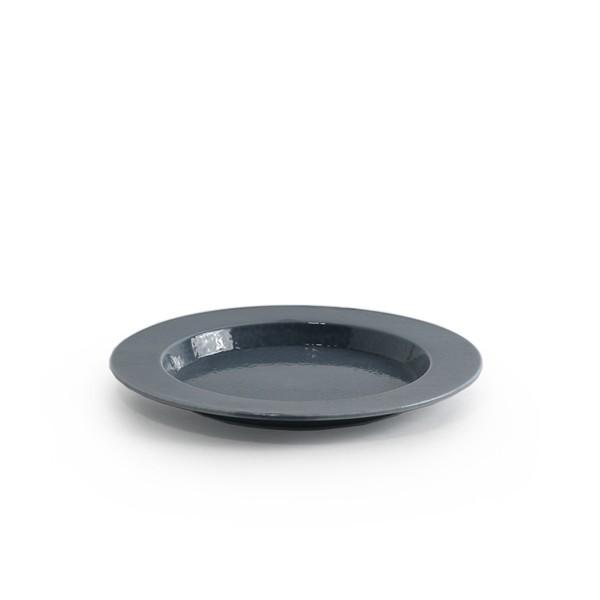 2016/のTYシリーズは、スタッキングが可能で世界の日常に使えるスタンダードなテーブルウェアです。デザイナーの柳原照弘は磁器の製造工程の中で必ず起こる釉薬の現象をヒントに、完全と不完全の美が共存するデザインを提案しました。日本で古くから信...