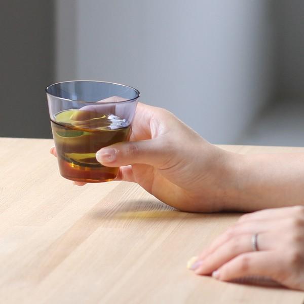 すっきりとしたフォルムの中に、ハンドメイドならではの技法で、ガラスの重ね着をしています。ずっしりとした高級感を持ちながら、まるで飲み物が入っているような不思議さ。1998年の発表以来、大ヒットを続けているスガハラの代表作です。ハンドメイド ...