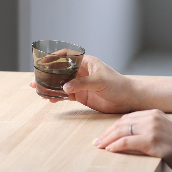 すっきりとしたフォルムの中に、ハンドメイドならではの技法で、ガラスの重ね着をしています。ずっしりとした高級感を持ちながら、まるで飲み物が入っているような不思議さ。1998年の発表以来、大ヒットを続けているスガハラの代表作です。ハンドメイド ...