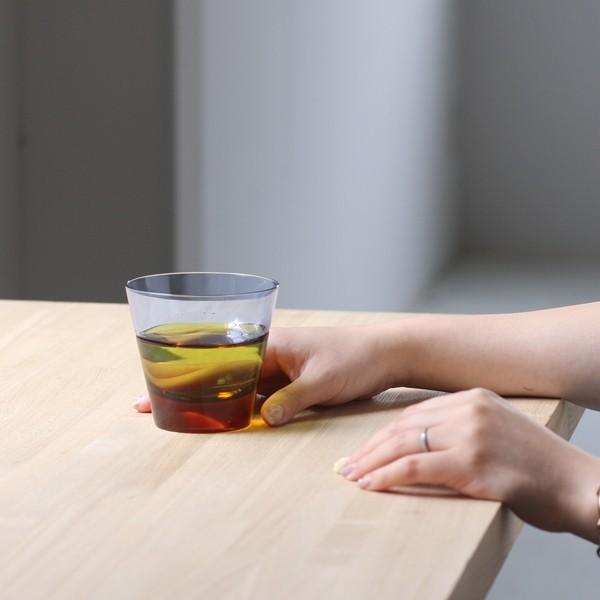 すっきりとしたフォルムの中に、ハンドメイドならではの技法で、ガラスの重ね着をしています。ずっしりとした高級感を持ちながら、まるで飲み物が入っているような不思議さ。1998年の発表以来、大ヒットを続けているスガハラの代表作です。ハンドメイド ...