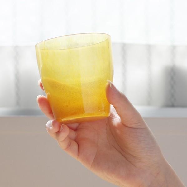 シンプルにみんながイメージするようなコップの形をした「solito」は、その形状と色の豊富さが特徴的です。ニューカラーの28色も加わり、全33色とお料理やその時の気分に合わせてご使用頂けます。手作業で制作される吹きガラスが持つ1点ずつの違い...