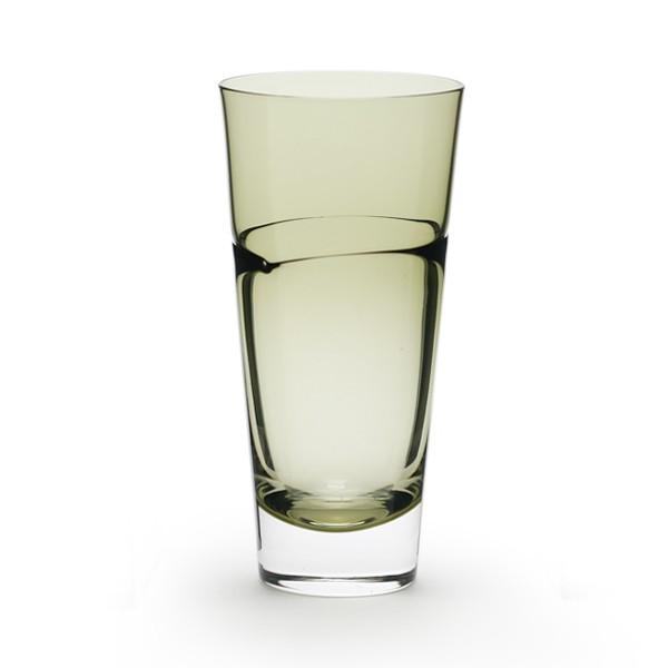 すっきりとしたフォルムの中に、ハンドメイドならではの技法で、ガラスの重ね着をしています。ずっしりとした高級感を持ちながら、まるで飲み物が入っているような不思議さ。1998年の発表以来、大ヒットを続けているスガハラの代表作です。ハンドメイド ...