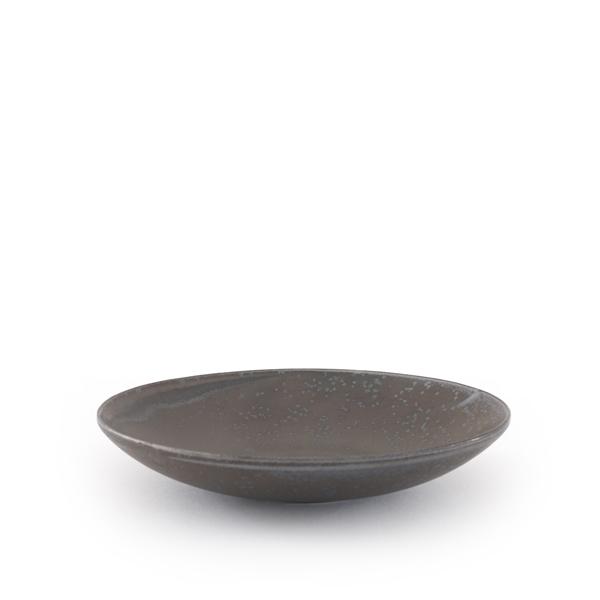 「石や鉄にそのまま料理を盛り付ける」そんな要素をもち日常使いできる器。そんなありそうでなかった器を作れないかな？とSyuRoが作ったのがせっ器。土を吹付け焼き締めたままのグレー、鉄のような釉薬をかけた黒、グレイッシュなマットの白、綺麗な石の...