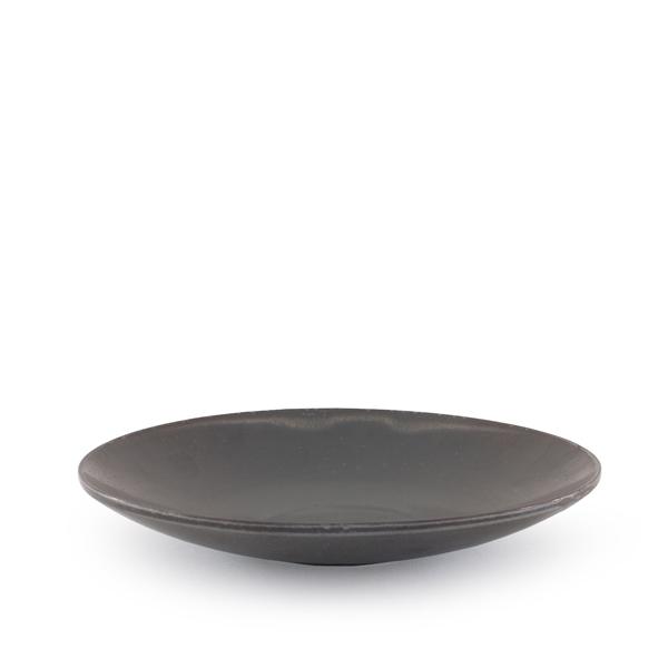 「石や鉄にそのまま料理を盛り付ける」そんな要素をもち日常使いできる器。そんなありそうでなかった器を作れないかな？とSyuRoが作ったのがせっ器。土を吹付け焼き締めたままのグレー、鉄のような釉薬をかけた黒、グレイッシュなマットの白、綺麗な石の...