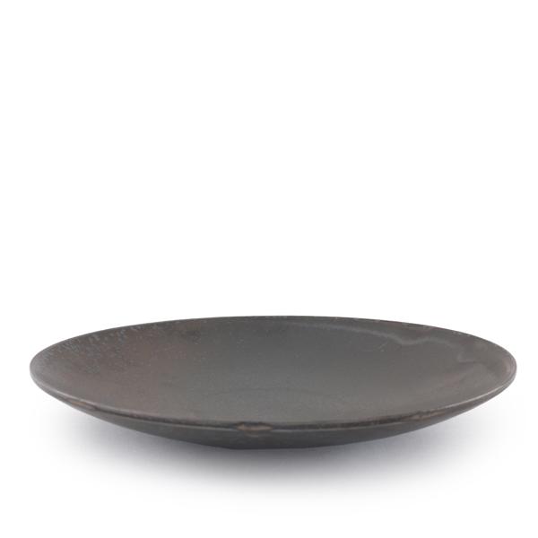 「石や鉄にそのまま料理を盛り付ける」そんな要素をもち日常使いできる器。そんなありそうでなかった器を作れないかな？とSyuRoが作ったのがせっ器。土を吹付け焼き締めたままのグレー、鉄のような釉薬をかけた黒、グレイッシュなマットの白、綺麗な石の...
