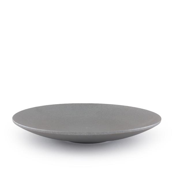 「石や鉄にそのまま料理を盛り付ける」そんな要素をもち日常使いできる器。そんなありそうでなかった器を作れないかな？とSyuRoが作ったのがせっ器。土を吹付け焼き締めたままのグレー、鉄のような釉薬をかけた黒、グレイッシュなマットの白、綺麗な石の...