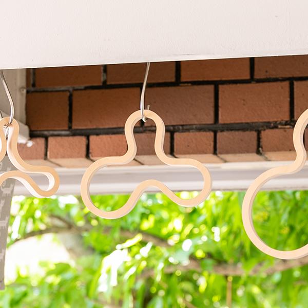 美しい有機的なラインは、マルティカイネンが独自に開発したローテーション技術のたまもの。白樺のプライウッドを継ぎ目をつくらずに加工する革新的な技法は、その後マヤムーの真髄となったのです。白みを帯びた美しい色調は、フィンランドの白樺、ホワイトパ...