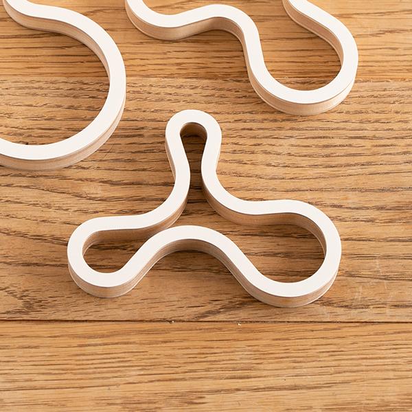 美しい有機的なラインは、マルティカイネンが独自に開発したローテーション技術のたまもの。白樺のプライウッドを継ぎ目をつくらずに加工する革新的な技法は、その後マヤムーの真髄となったのです。白みを帯びた美しい色調は、フィンランドの白樺、ホワイトパ...