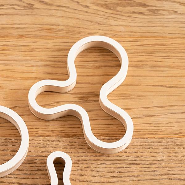 美しい有機的なラインは、マルティカイネンが独自に開発したローテーション技術のたまもの。白樺のプライウッドを継ぎ目をつくらずに加工する革新的な技法は、その後マヤムーの真髄となったのです。白みを帯びた美しい色調は、フィンランドの白樺、ホワイトパ...