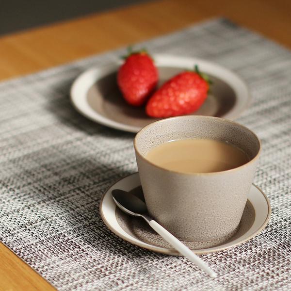 yumiko iihoshi porcelain×木村硝子店による、料理が映えるシンプルなうつわ　DishesシリーズDishesシリーズは、盛り付ける料理を引き立てるために、細部までこだわりぬいて作られました。高台のないシンプルなフォルム...