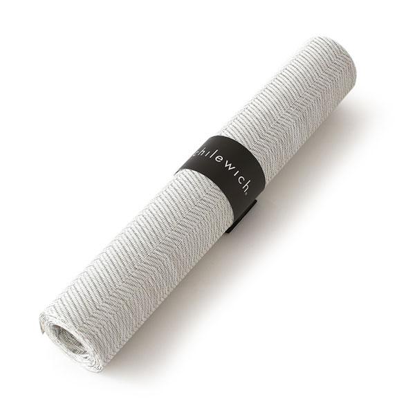 世界の一流ホテルやレストランでも使用されているSandy Chilewichのテーブルランナーです。耐久性が高く、塩化ビニル素材でできているので、汚れても簡単に洗うことができます。凹凸のある上質なテクスチャーと濃淡のある色糸により、天然素材...