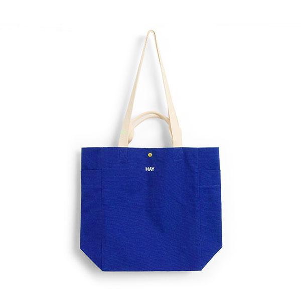 毎日を心地よく彩る、HAYの定番トートバッグがリニューアル。従来のミニマルなデザインはそのままに、ボタン付き仕様で中身の飛び出しを防止。シンプルな装いにもすっとなじむ、上質なコットン素材と多彩なカラー展開で、ショッピングや通勤、ちょっとした...