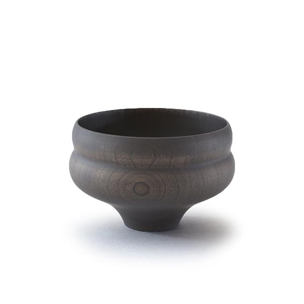 日本の食文化を紡いできた椀。ひとつひとつのフォルムには古来から受け継がれてきた名称があります。時代とともに受け継がれてきた食卓のひとときに美しい曲線で新たな彩を添えます。【 商品情報 】商品名：TSUMUGI 汁椀 瓢型(Black)品番：...