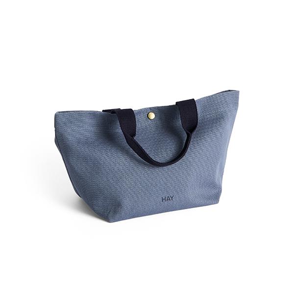 商品名：Everyday Tote Bag Mini (Steel blue) 品番：AE763-A565-AP22ブランド ：HAY(ヘイ)サイズ：W195 x D155 x H200 mm材質：オーガニックコットン100％生産地：中国お...