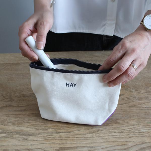 商品名：Multi Pouch small (Cream multi)品番：AF573-A601-AS13ブランド ：HAY(ヘイ)サイズ：W205 x D70 x H120mm材質：100%オーガニックコットン / ジッパー生産地：中国注...