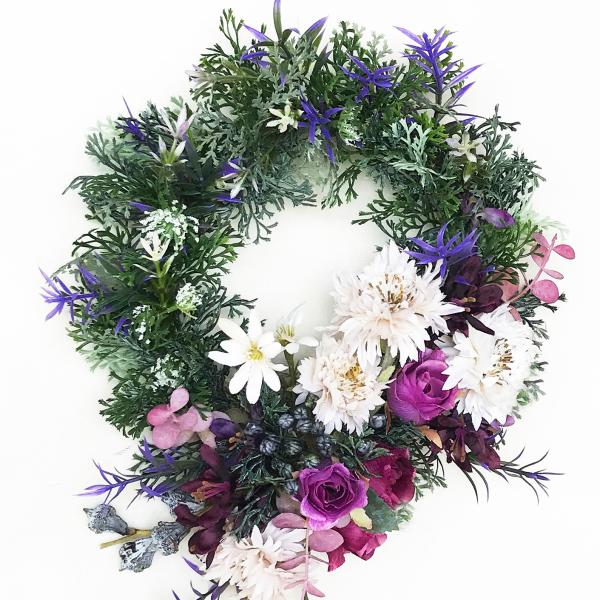 シックな色合いの薔薇／スカビオサスのアートフラワーでアレンジしたフラワーリースです。 ハイクォリティーでエレガント。大人の雰囲気のアートフラワーのアレンジメント。 □ ワイド：約24cm  高さ：約29cm □ 使用部材 : アートフラワー...