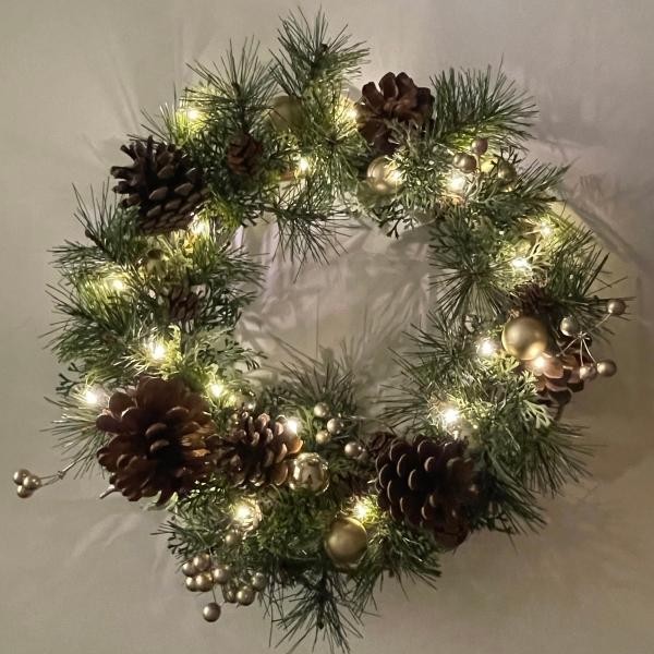 オリジナル  ☆イルミネーション 手作りクリスマスリース。シンプルでありながらも洗練された印象を与えます。このニューヨークスタイルのデザインは、大人のクリスマスを演出する最適なアイテムです。☆ 配線不要のイルミネーション (LED 単３電池...