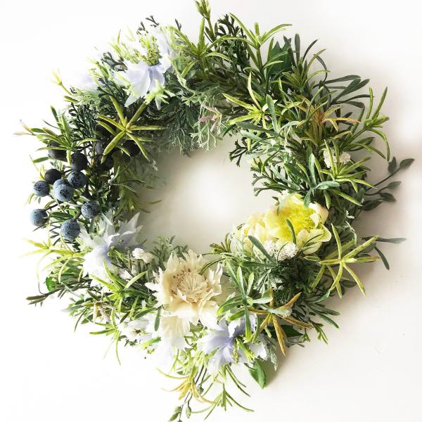 新作　○ナチュラルで爽やかな色合いの 手作り ハンドメイドリース 飾りです。初夏から夏に向けてブルーのニゲラをアレンジしました。□直径 が約23cmです。使用部材 : アーティフィシャルフラワー（ローズマリー／ニゲラ／ブルーベリー／他）・・...