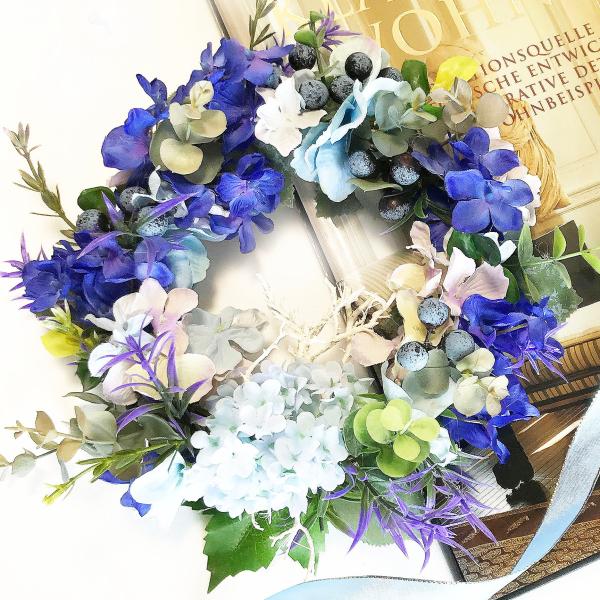 初夏を演出するナチュラルカラーの手作りハンドメイドリース 飾り。ブルーの紫陽花とラベンダーでアレンジしてナチュラルカラーで仕上げたリース飾りです。使用部材 : アーティフィシャルフラワー（あじさい／ラベンダー／ユーカリ／ブルーベリー実）、自...