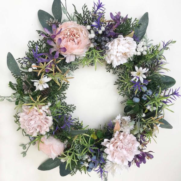 エラガントなラナンキュラスアートフラワーでアレンジした「ボリュームある大きなサイズのフラワーリース」大人の雰囲気のアートフラワーのアレンジメントです。 優しい色合いで「母の日のプレゼント」にも最適です。　リース部分の ワイド：約31cm　高...