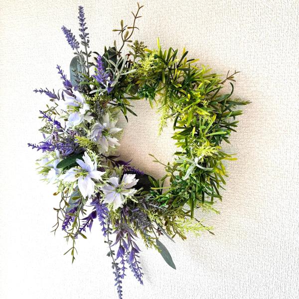 新作 2026清楚な色合いのラベンダーとニゲラでアレンジしたデザインリースです。プレゼントにも最適・・・明るいパステルカラーのエレガントな可憐なリースです。□ 高さ：約40cm  　ワイド：約28cm    □ 使用部材 : アートフラワー...
