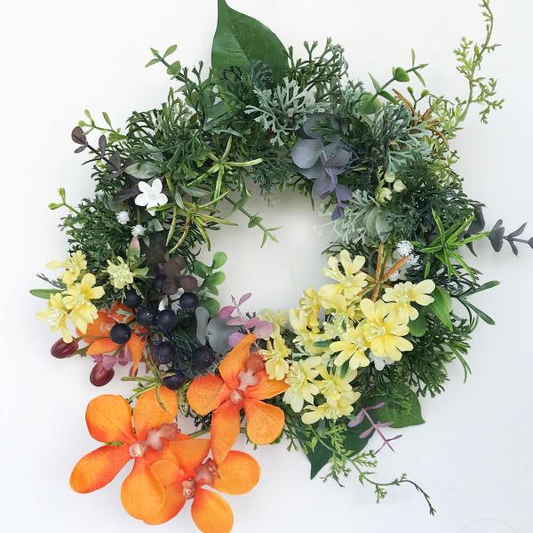 夏の演出に　オーキッドでモダンにアレンジしたトロピカルな夏カラーの 手作りハンドメイドリースです。※オーィッドはランの一種で花言葉は「優美・気品・優雅」です。□直径 外寸　約24cm ☆おしゃれなインテリアリビング／エントランスのシーズン演...