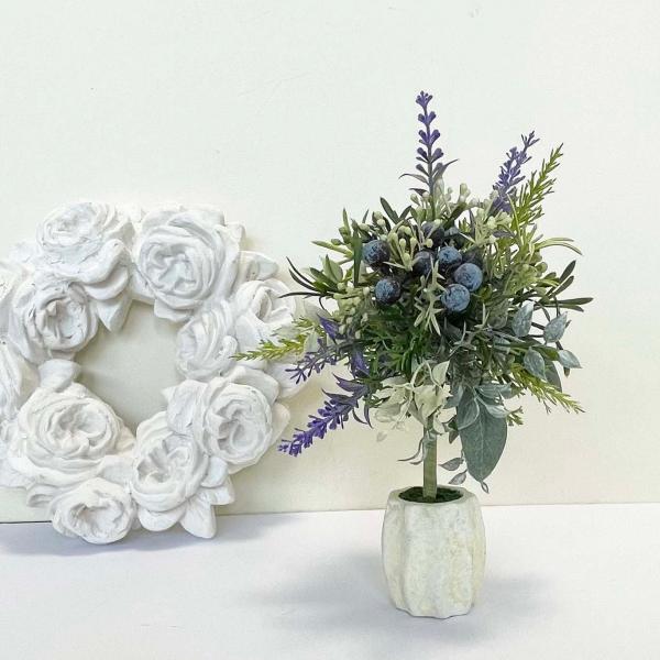 ナチュラルな色合いのヨーロピアンデザインの 手作りハンドメイド トピアリーです。高さ約23cm／上部の部分のワイドは約14cmです。　◯  花器ベースは 60mm×50mm  オランダデザイン部材はラベンダーとフェイクグリーンでローズマリー...